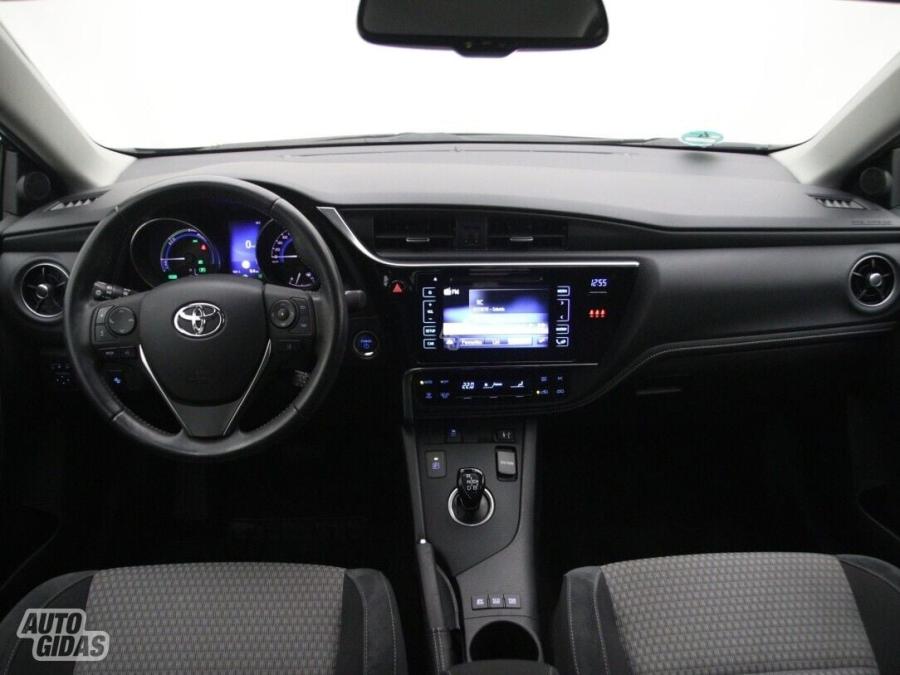 Blue Toyota Auris 2017 in Vilnius, with an engine capacity of 1.80 L and mileage of 193 thousand km for 12399 €, photo 2 on AUTOMOTO.COM.LV