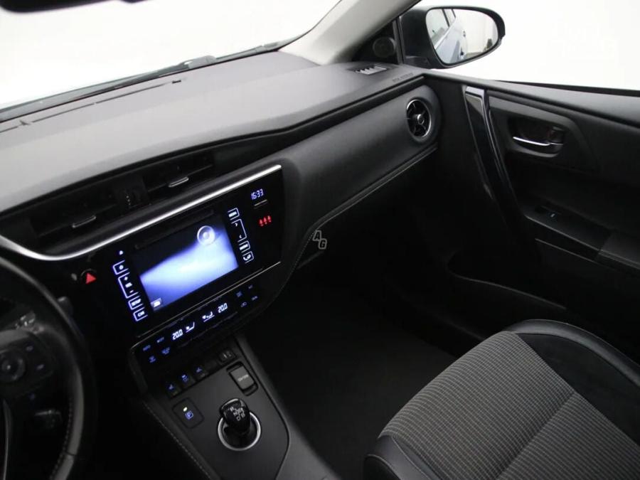 Blue Toyota Auris 2017 in Vilnius, with an engine capacity of 1.80 L and mileage of 242 thousand km for 11599 €, photo 22 on AUTOMOTO.COM.LV