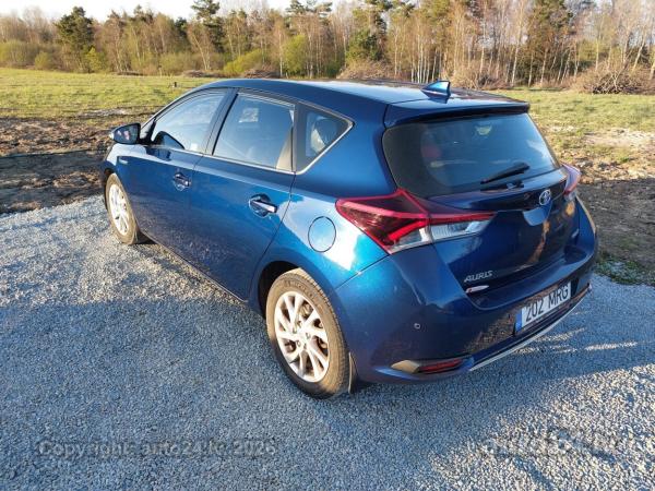 Zils Toyota Auris 2017 Tallina, ar dzinēja tilpumu 1.80 L un nobraukumu 108 tūkst. km par 12500 €, foto 4 vietnē AUTOMOTO.COM.LV