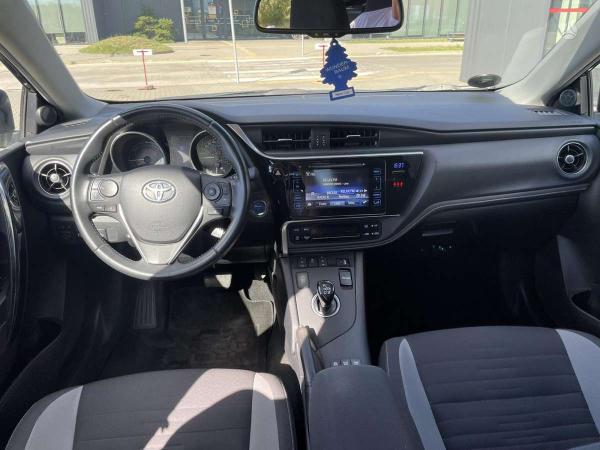 Blue Toyota Auris 2017 in Siauliai, with an engine capacity of 1.80 L and mileage of 210 thousand km for 10800 €, photo 10 on AUTOMOTO.COM.LV