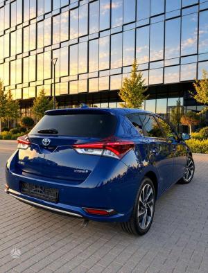 Zils Toyota Auris 2017 Viļņa, ar dzinēja tilpumu 1.80 L un nobraukumu 129 tūkst. km par 12400 €, foto 4 vietnē AUTOMOTO.COM.LV