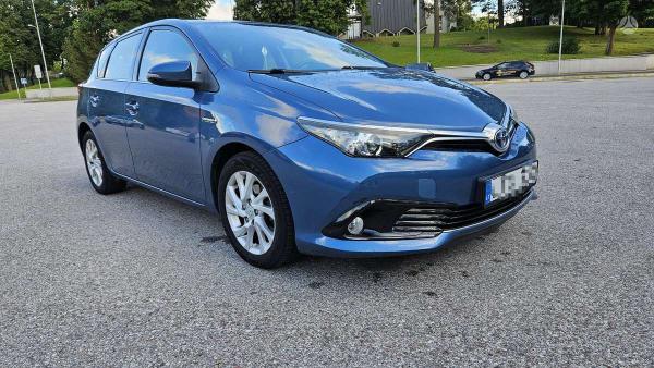Blue Toyota Auris 2018 in Klaipeda, with an engine capacity of 1.80 L and mileage of 158 thousand km for 10900 €, photo 4 on AUTOMOTO.COM.LV