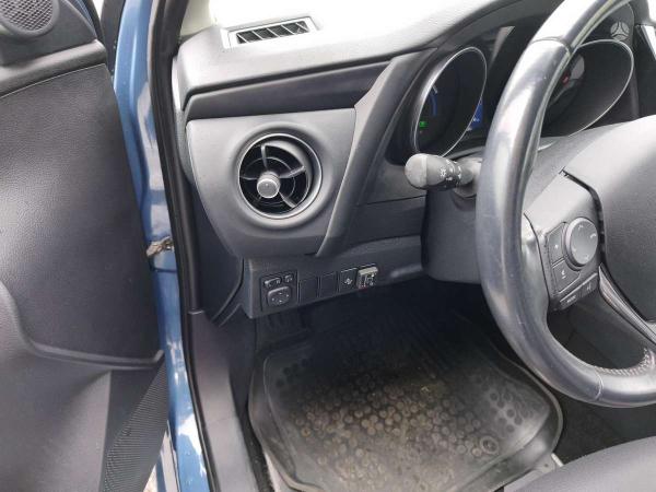 Blue Toyota Auris 2018 in Kaunas, with an engine capacity of 1.80 L and mileage of 130 thousand km for 12800 €, photo 10 on AUTOMOTO.COM.LV
