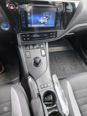 Blue Toyota Auris 2018 in Kaunas, with an engine capacity of 1.80 L and mileage of 130 thousand km for 12800 €, photo 17 on AUTOMOTO.COM.LV