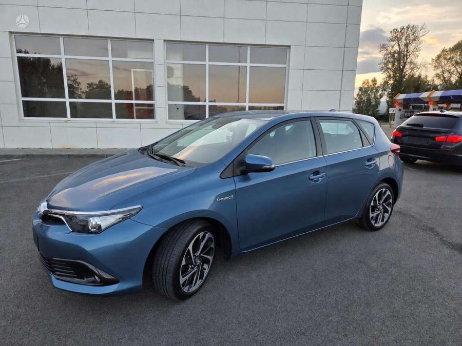 Blue Toyota Auris 2018 in Vilnius, with an engine capacity of 1.80 L and mileage of 200 thousand km for 10700 €, photo 1 on AUTOMOTO.COM.LV