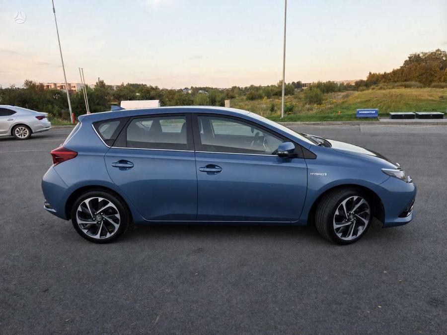 Blue Toyota Auris 2018 in Vilnius, with an engine capacity of 1.80 L and mileage of 200 thousand km for 10700 €, photo 8 on AUTOMOTO.COM.LV