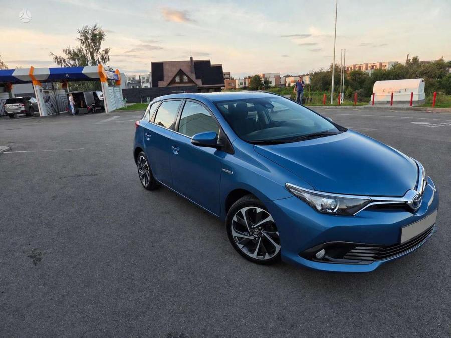 Blue Toyota Auris 2018 in Vilnius, with an engine capacity of 1.80 L and mileage of 200 thousand km for 10700 €, photo 9 on AUTOMOTO.COM.LV