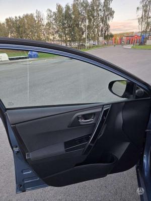 Blue Toyota Auris 2018 in Vilnius, with an engine capacity of 1.80 L and mileage of 200 thousand km for 10700 €, photo 11 on AUTOMOTO.COM.LV