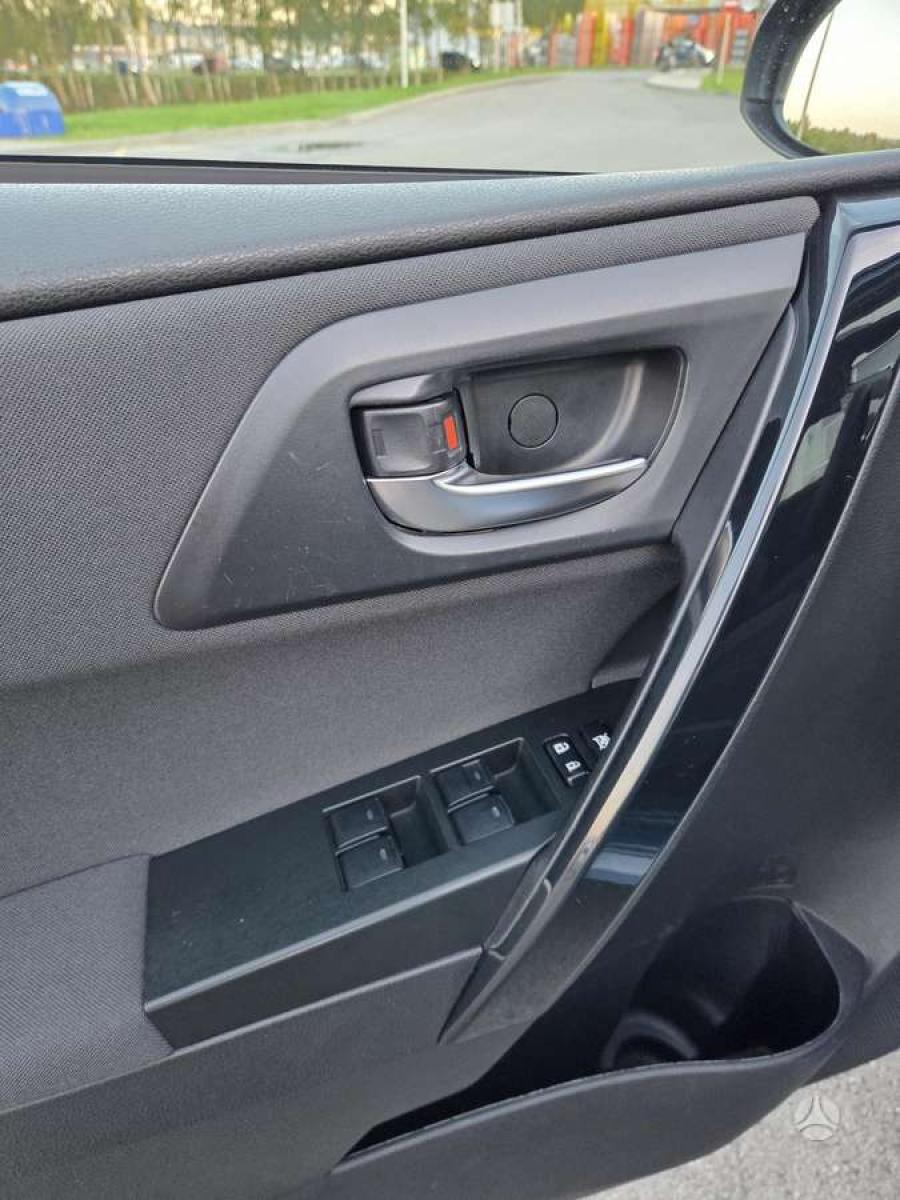 Blue Toyota Auris 2018 in Vilnius, with an engine capacity of 1.80 L and mileage of 200 thousand km for 10700 €, photo 12 on AUTOMOTO.COM.LV