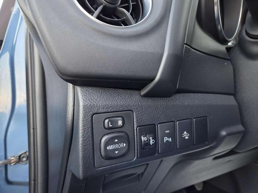 Blue Toyota Auris 2018 in Vilnius, with an engine capacity of 1.80 L and mileage of 200 thousand km for 10700 €, photo 13 on AUTOMOTO.COM.LV