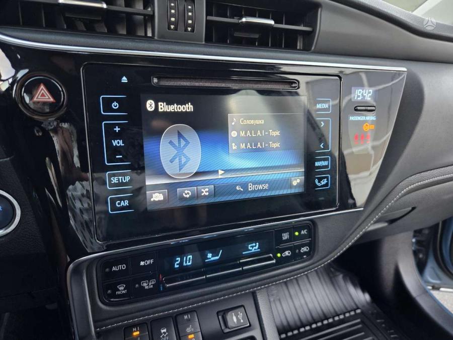 Blue Toyota Auris 2018 in Vilnius, with an engine capacity of 1.80 L and mileage of 200 thousand km for 10700 €, photo 26 on AUTOMOTO.COM.LV