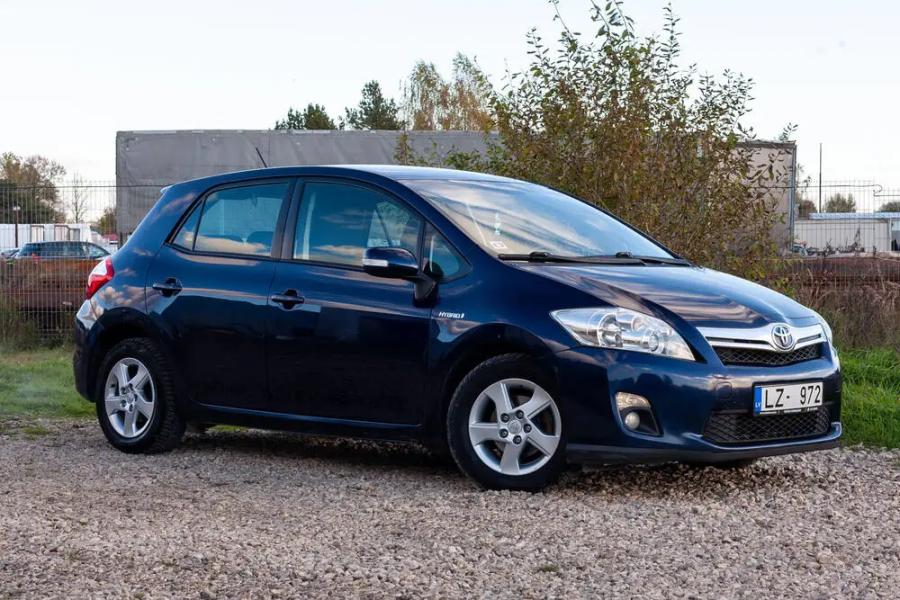 Blue Toyota Auris 2010 in Riga, with an engine capacity of 1.80 L and mileage of 243 thousand km for 5495 €, photo 1 on AUTOMOTO.COM.LV