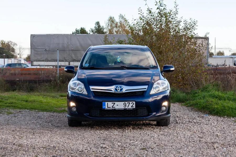 Blue Toyota Auris 2010 in Riga, with an engine capacity of 1.80 L and mileage of 243 thousand km for 5495 €, photo 5 on AUTOMOTO.COM.LV