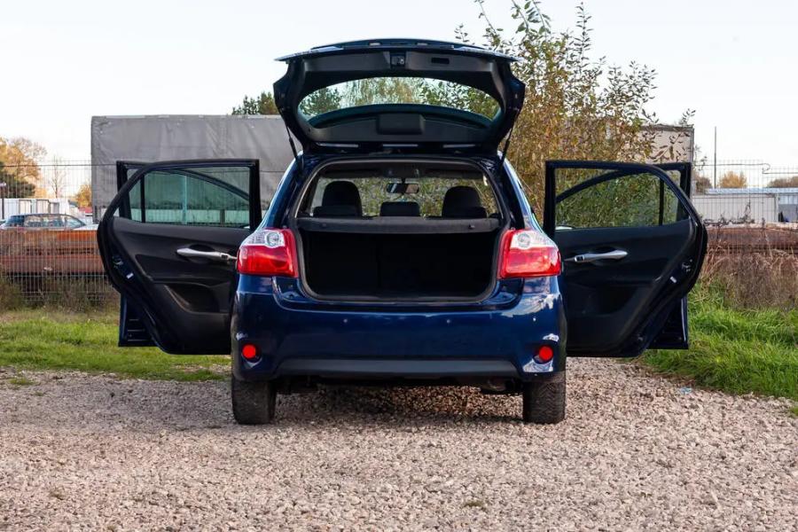 Blue Toyota Auris 2010 in Riga, with an engine capacity of 1.80 L and mileage of 243 thousand km for 5495 €, photo 6 on AUTOMOTO.COM.LV