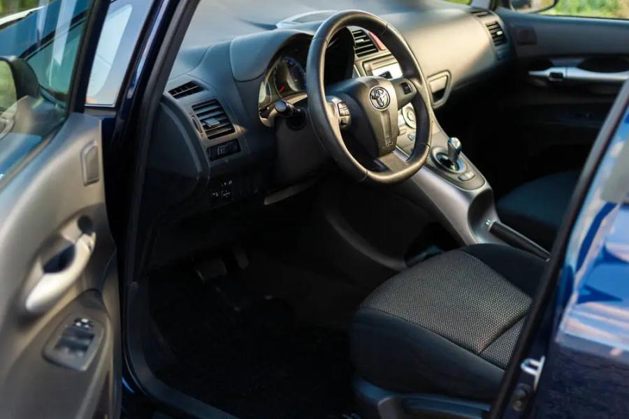 Blue Toyota Auris 2010 in Riga, with an engine capacity of 1.80 L and mileage of 243 thousand km for 5495 €, photo 11 on AUTOMOTO.COM.LV