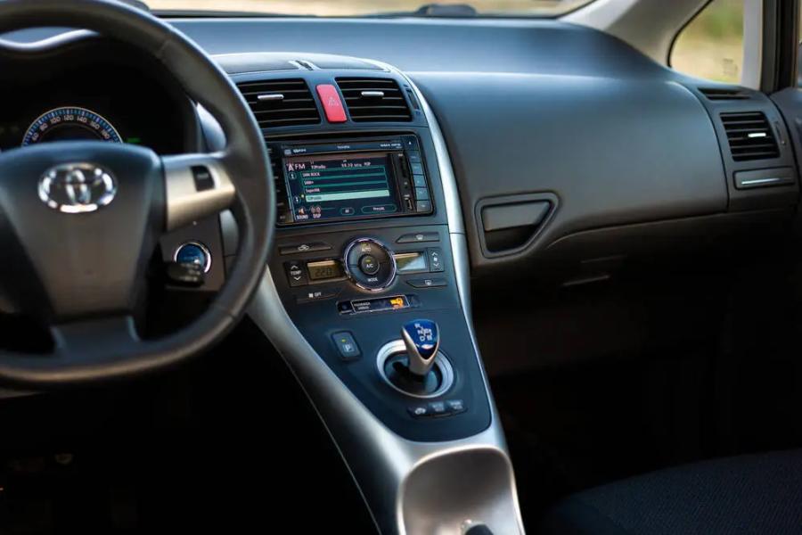 Blue Toyota Auris 2010 in Riga, with an engine capacity of 1.80 L and mileage of 243 thousand km for 5495 €, photo 18 on AUTOMOTO.COM.LV
