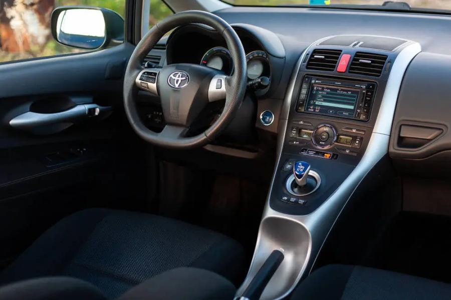 Blue Toyota Auris 2010 in Riga, with an engine capacity of 1.80 L and mileage of 243 thousand km for 5495 €, photo 21 on AUTOMOTO.COM.LV