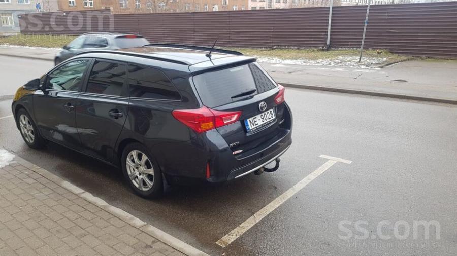 Blue Toyota Auris 2013 in Riga, with an engine capacity of 1.60 L and mileage of 0 thousand km for 4000 €, photo 3 on AUTOMOTO.COM.LV