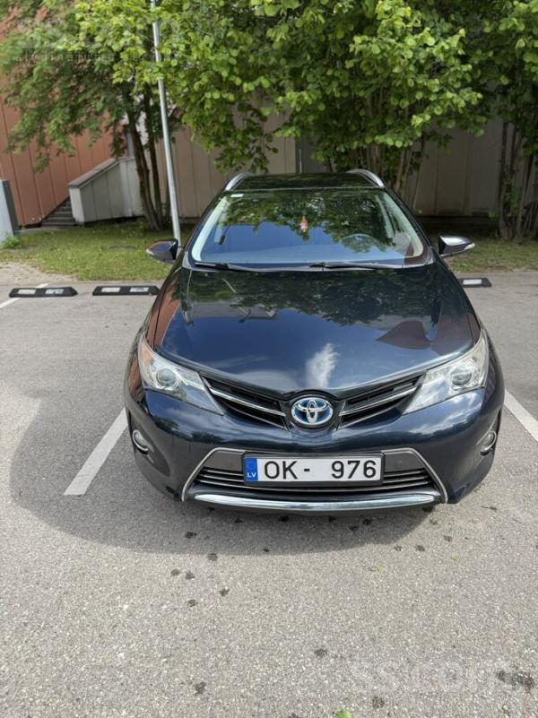 Blue Toyota Auris 2013 in Ogre, with an engine capacity of 1.80 L and mileage of 251 thousand km for 8400 €, photo 3 on AUTOMOTO.COM.LV