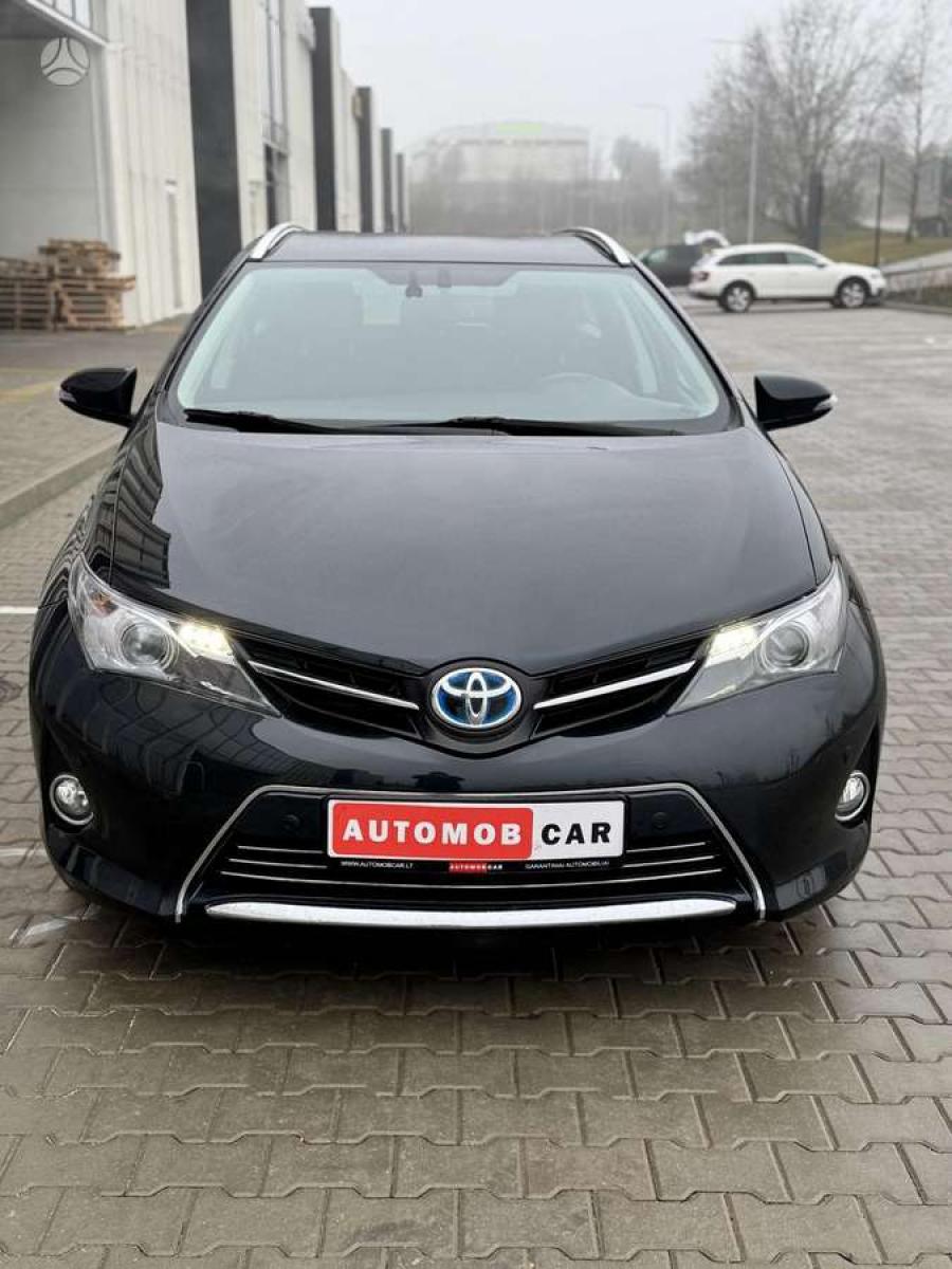 Blue Toyota Auris 2014 in Vilnius, with an engine capacity of 1.80 L and mileage of 175 thousand km for 9250 €, photo 2 on AUTOMOTO.COM.LV