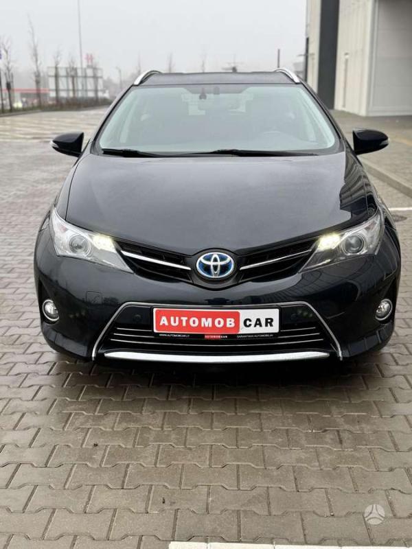Blue Toyota Auris 2014 in Vilnius, with an engine capacity of 1.80 L and mileage of 175 thousand km for 9250 €, photo 3 on AUTOMOTO.COM.LV