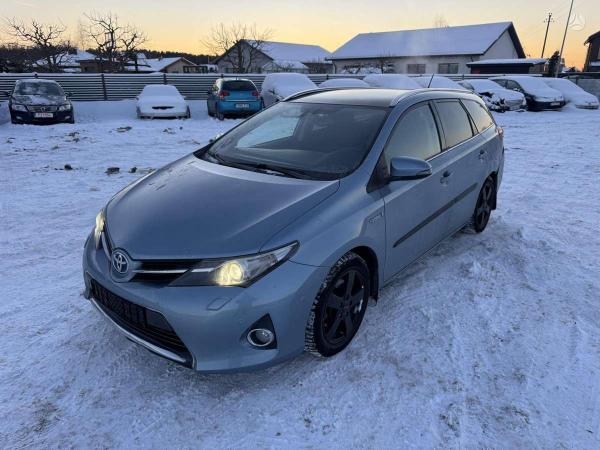 Blue Toyota Auris 2014 in Kaunas, with an engine capacity of 1.80 L and mileage of 290 thousand km for 5850 €, photo 1 on AUTOMOTO.COM.LV