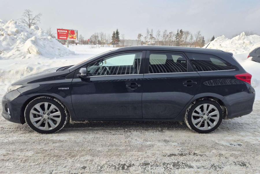 Blue Toyota Auris 2014 in Panevezys, with an engine capacity of 1.80 L and mileage of 248 thousand km for 7499 €, photo 2 on AUTOMOTO.COM.LV