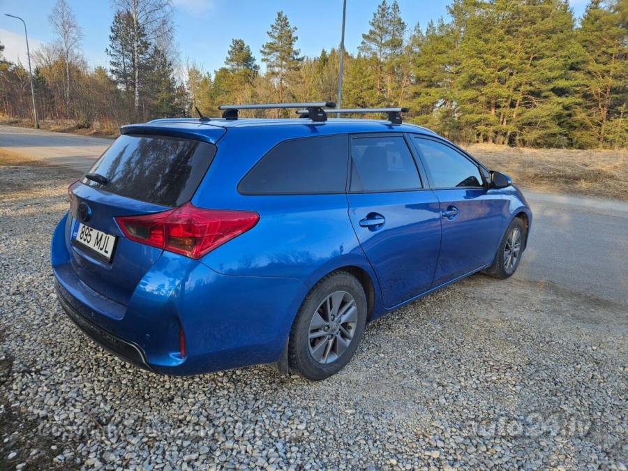 Zils Toyota Auris 2014 Tallina, ar dzinēja tilpumu 1.80 L un nobraukumu 270 tūkst. km par 8900 €, foto 3 vietnē AUTOMOTO.COM.LV