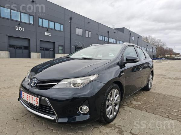 Blue Toyota Auris 2014 in Riga, with an engine capacity of 1.80 L and mileage of 285 thousand km for 5990 €, photo 2 on AUTOMOTO.COM.LV