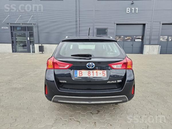 Blue Toyota Auris 2014 in Riga, with an engine capacity of 1.80 L and mileage of 285 thousand km for 5990 €, photo 5 on AUTOMOTO.COM.LV