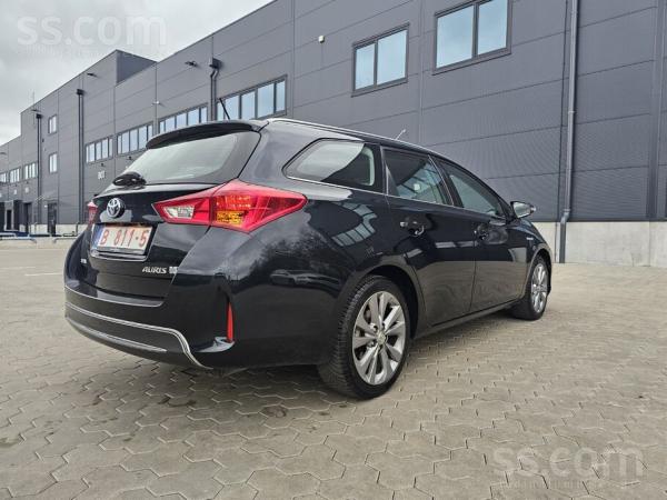 Blue Toyota Auris 2014 in Riga, with an engine capacity of 1.80 L and mileage of 285 thousand km for 5990 €, photo 6 on AUTOMOTO.COM.LV