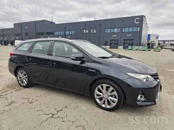 Blue Toyota Auris 2014 in Riga, with an engine capacity of 1.80 L and mileage of 285 thousand km for 5990 €, photo 8 on AUTOMOTO.COM.LV