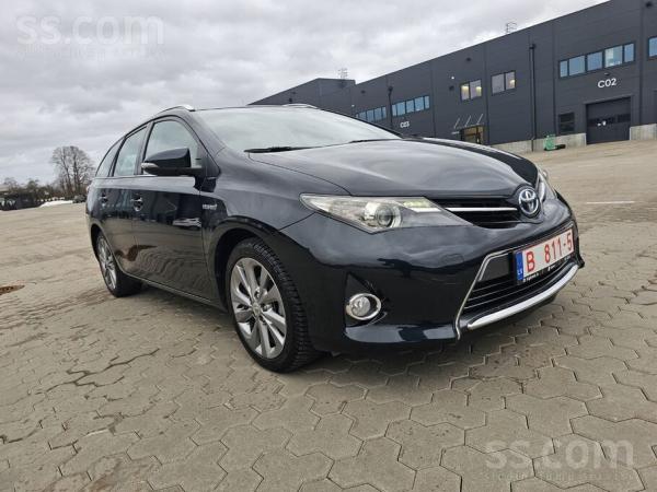 Blue Toyota Auris 2014 in Riga, with an engine capacity of 1.80 L and mileage of 285 thousand km for 5990 €, photo 9 on AUTOMOTO.COM.LV