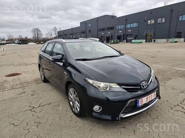 Blue Toyota Auris 2014 in Riga, with an engine capacity of 1.80 L and mileage of 285 thousand km for 5990 €, photo 10 on AUTOMOTO.COM.LV