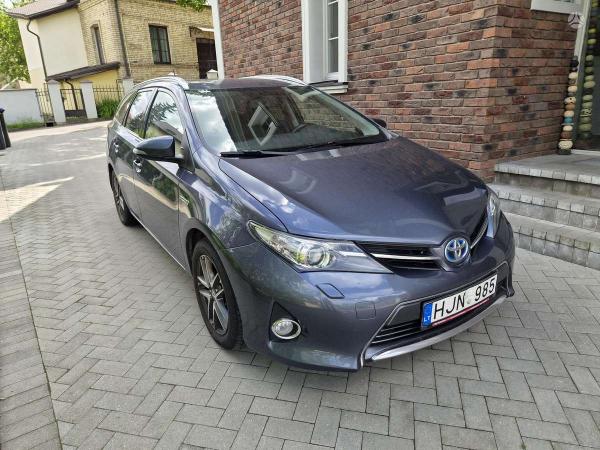 Blue Toyota Auris 2014 in Vilnius, with an engine capacity of 1.80 L and mileage of 248 thousand km for 7700 €, photo 3 on AUTOMOTO.COM.LV