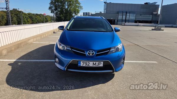 Blue Toyota Auris 2014 in Tallinn, with an engine capacity of 1.60 L and mileage of 234 thousand km for 5990 €, photo 5 on AUTOMOTO.COM.LV