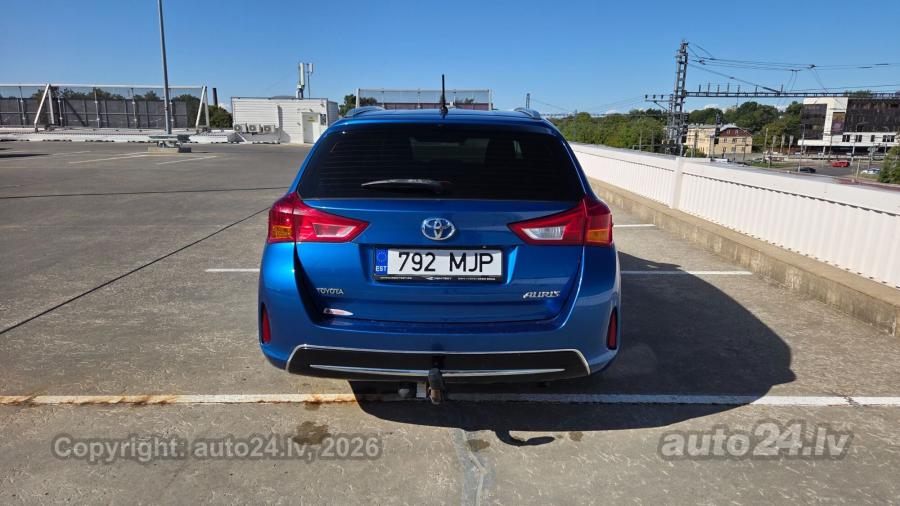 Blue Toyota Auris 2014 in Tallinn, with an engine capacity of 1.60 L and mileage of 234 thousand km for 5990 €, photo 7 on AUTOMOTO.COM.LV