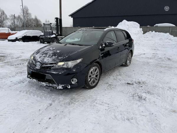 Blue Toyota Auris 2015 in Taurage, with an engine capacity of 1.80 L and mileage of 267 thousand km for 4950 €, photo 1 on AUTOMOTO.COM.LV