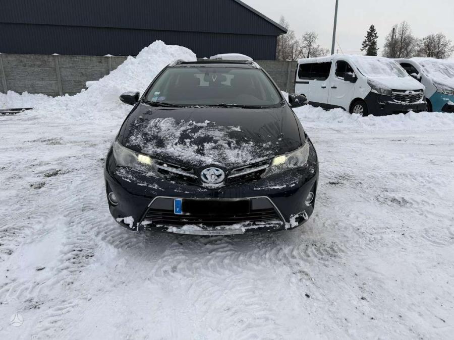 Blue Toyota Auris 2015 in Taurage, with an engine capacity of 1.80 L and mileage of 267 thousand km for 4950 €, photo 2 on AUTOMOTO.COM.LV