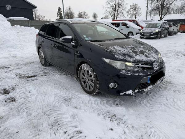 Blue Toyota Auris 2015 in Taurage, with an engine capacity of 1.80 L and mileage of 267 thousand km for 4950 €, photo 3 on AUTOMOTO.COM.LV