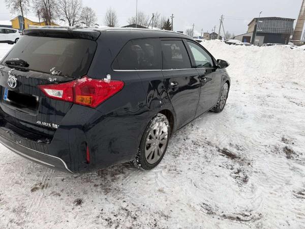 Blue Toyota Auris 2015 in Taurage, with an engine capacity of 1.80 L and mileage of 267 thousand km for 4950 €, photo 4 on AUTOMOTO.COM.LV