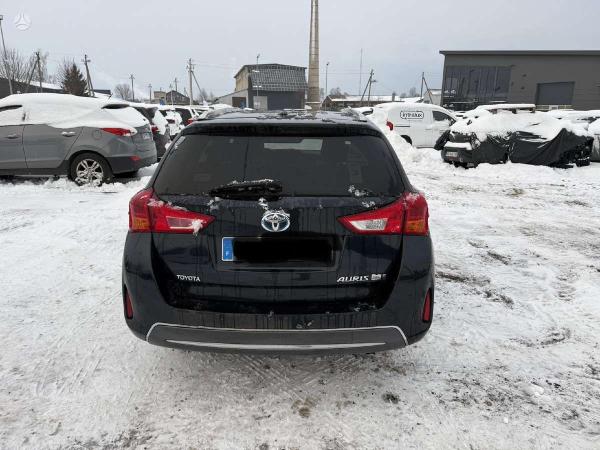 Blue Toyota Auris 2015 in Taurage, with an engine capacity of 1.80 L and mileage of 267 thousand km for 4950 €, photo 5 on AUTOMOTO.COM.LV