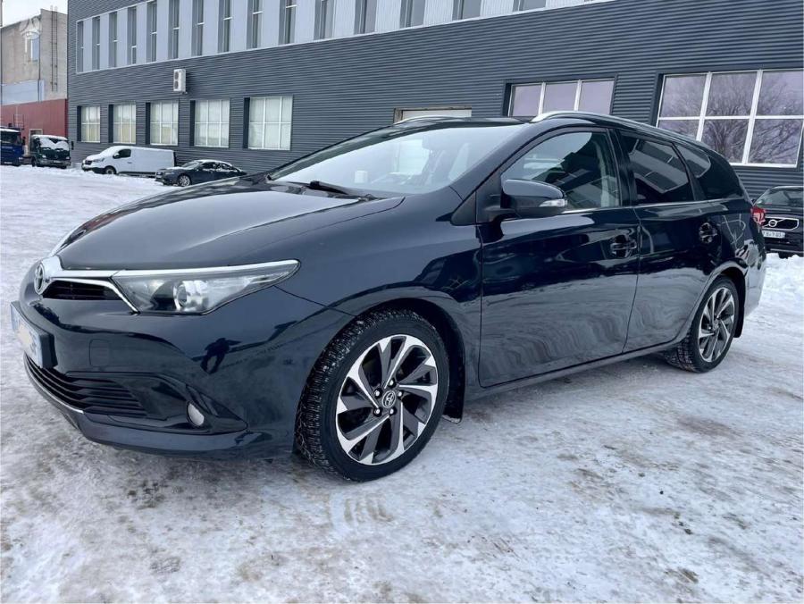 Blue Toyota Auris 2015 in Taurage, with an engine capacity of 1.60 L and mileage of 200 thousand km for 7300 €, photo 1 on AUTOMOTO.COM.LV