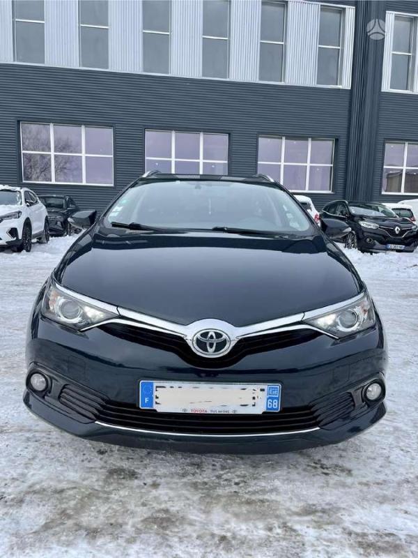 Blue Toyota Auris 2015 in Taurage, with an engine capacity of 1.60 L and mileage of 200 thousand km for 7300 €, photo 2 on AUTOMOTO.COM.LV
