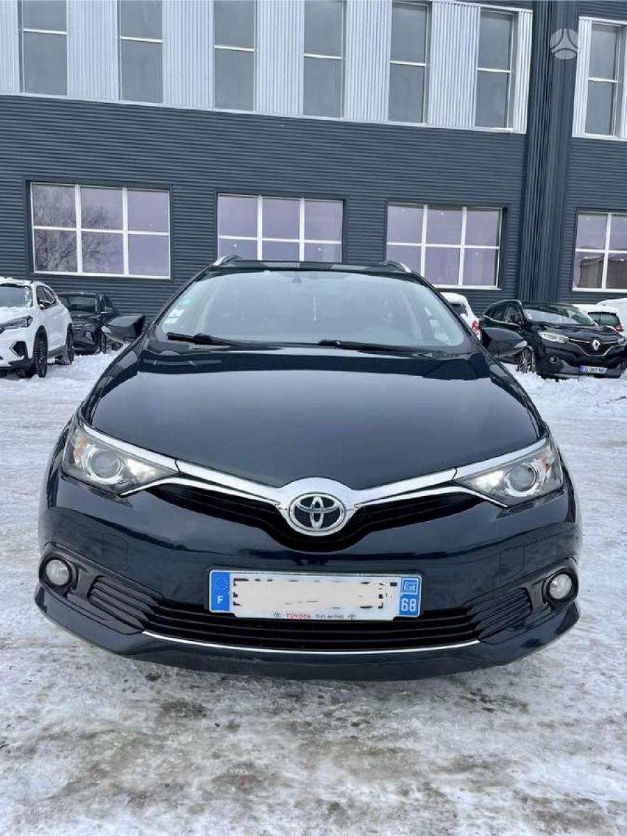 Blue Toyota Auris 2015 in Taurage, with an engine capacity of 1.60 L and mileage of 200 thousand km for 7300 €, photo 2 on AUTOMOTO.COM.LV