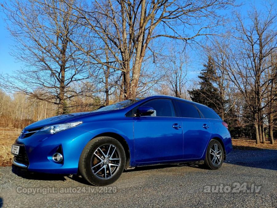 Blue Toyota Auris 2015 in Poltsamaa, with an engine capacity of 1.60 L and mileage of 212 thousand km for 9200 €, photo 1 on AUTOMOTO.COM.LV
