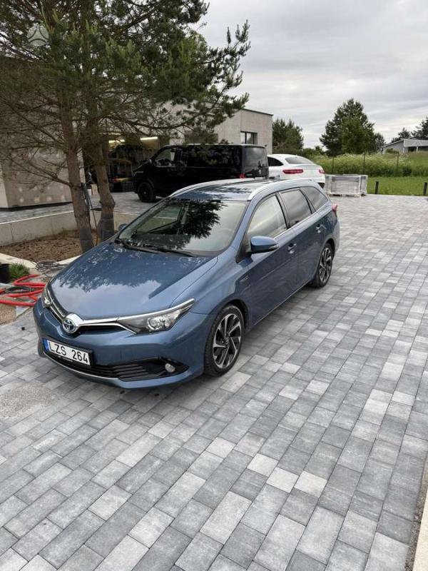 Blue Toyota Auris 2015 in Vilnius, with an engine capacity of 1.80 L and mileage of 168 thousand km for 10300 €, photo 3 on AUTOMOTO.COM.LV