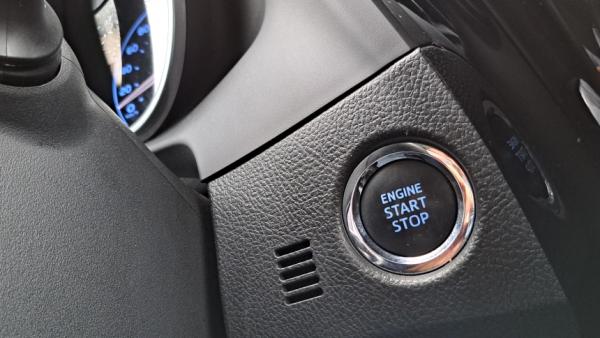 Blue Toyota Auris 2015 in Riga, with an engine capacity of 1.60 L and mileage of 257 thousand km for 7990 €, photo 6 on AUTOMOTO.COM.LV