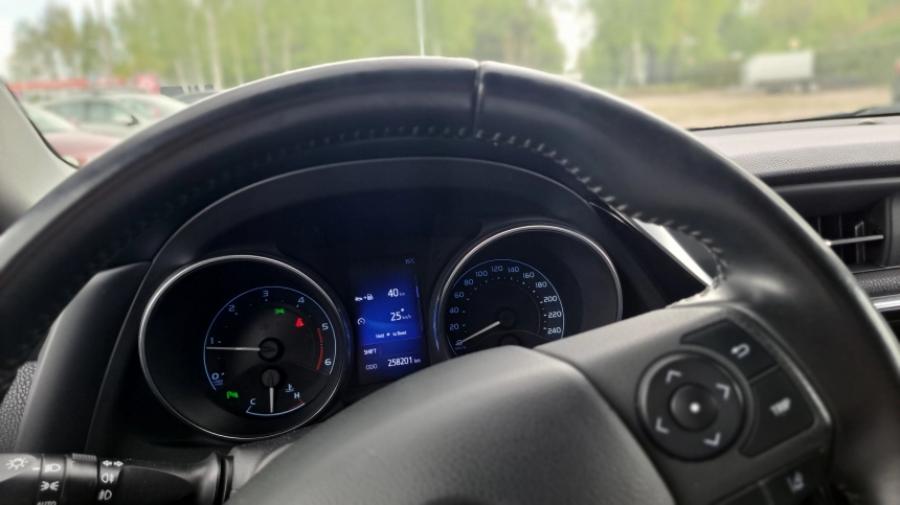 Blue Toyota Auris 2015 in Riga, with an engine capacity of 1.60 L and mileage of 257 thousand km for 7990 €, photo 8 on AUTOMOTO.COM.LV