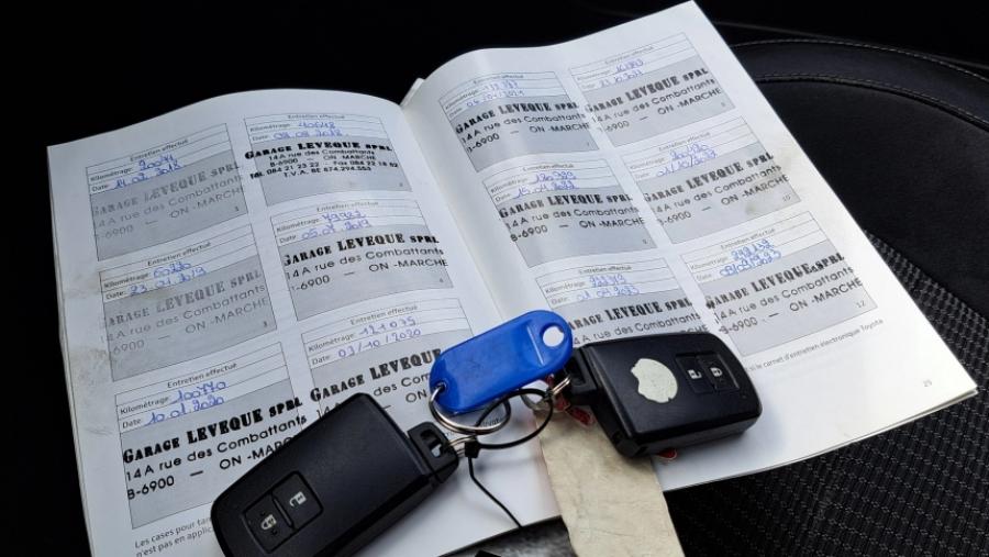 Blue Toyota Auris 2015 in Riga, with an engine capacity of 1.60 L and mileage of 257 thousand km for 7990 €, photo 10 on AUTOMOTO.COM.LV